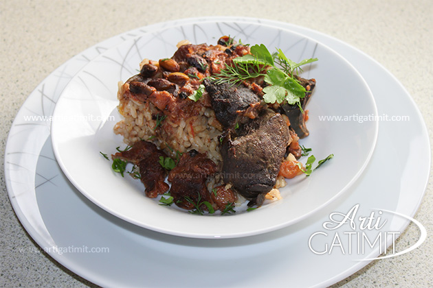 Tave pilaf turk me mish dhe rrush të thatë - Arti Gatimit
