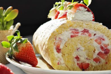 Pandispanjë me luleshtrydhe - Arti Gatimit